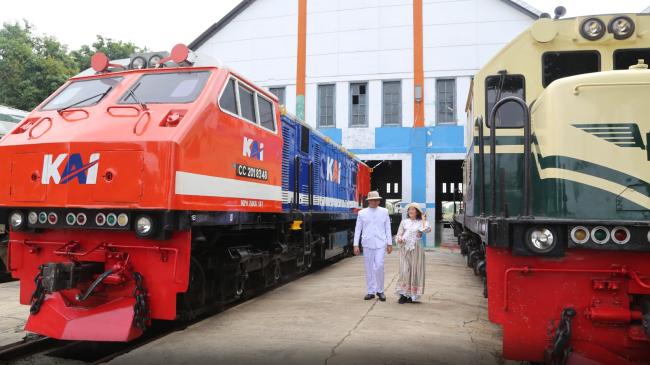 1 Abad Depo Sidotopo, Daop 8 Hadirkan Lokomotif Livery Vintage Merah ...